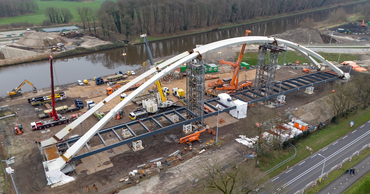 Hijswerk brug Lochem afgerond: strik erom en klaar | Deventer | tubantia.nl