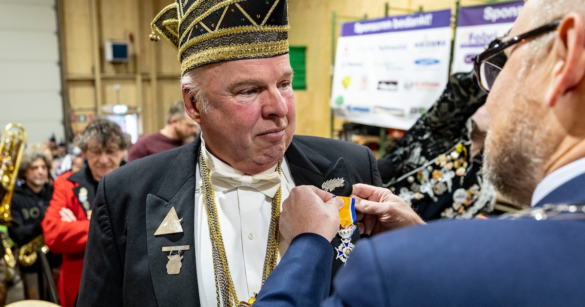 Herman Bodewes in ‘zijn’ gloednieuwe carnavalshal benoemd tot Ridder in ...