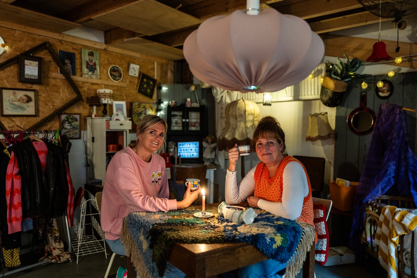 Annerieke en Betty uit Almelo speuren naar vergeten schatten op ...