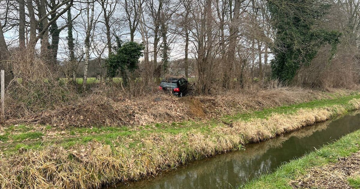 Automobilist maakt opmerkelijke vlucht over sloot en belandt in de ...