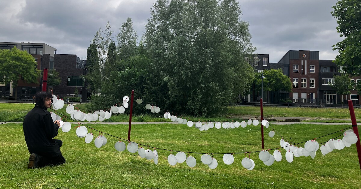 Gerben (21) laat 110 ‘briefjes’ achter bij monument vuurwerkramp: ‘Iets ...