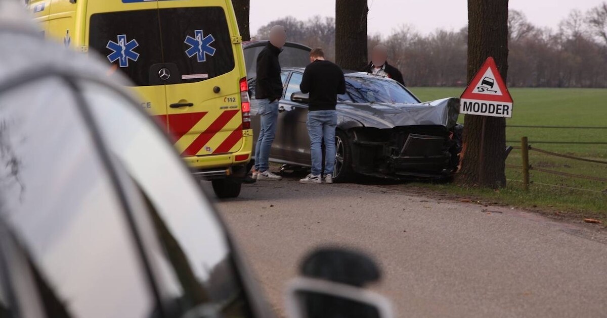 Automobilist botst met auto tegen boom in Tilligte, flinke schade aan ...