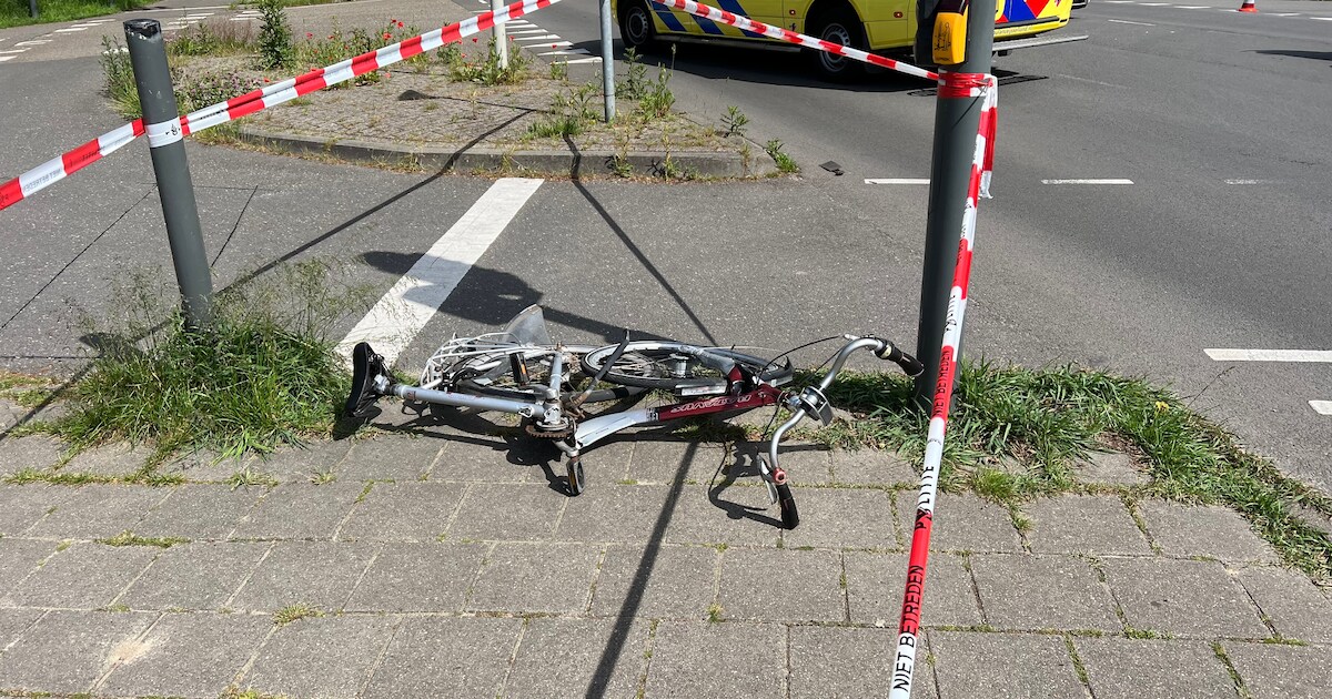 Fietser gewond naar ziekenhuis na botsing met auto op kruising in ...