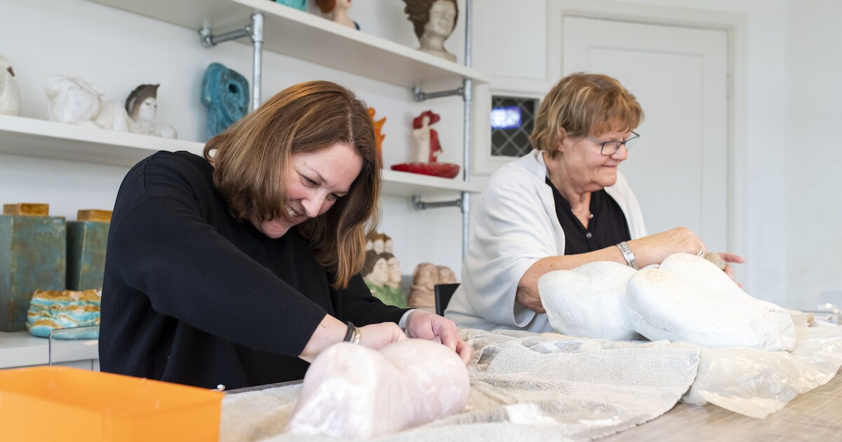 Moeder en dochter werken samen in keramiekatelier in Berkelland ...