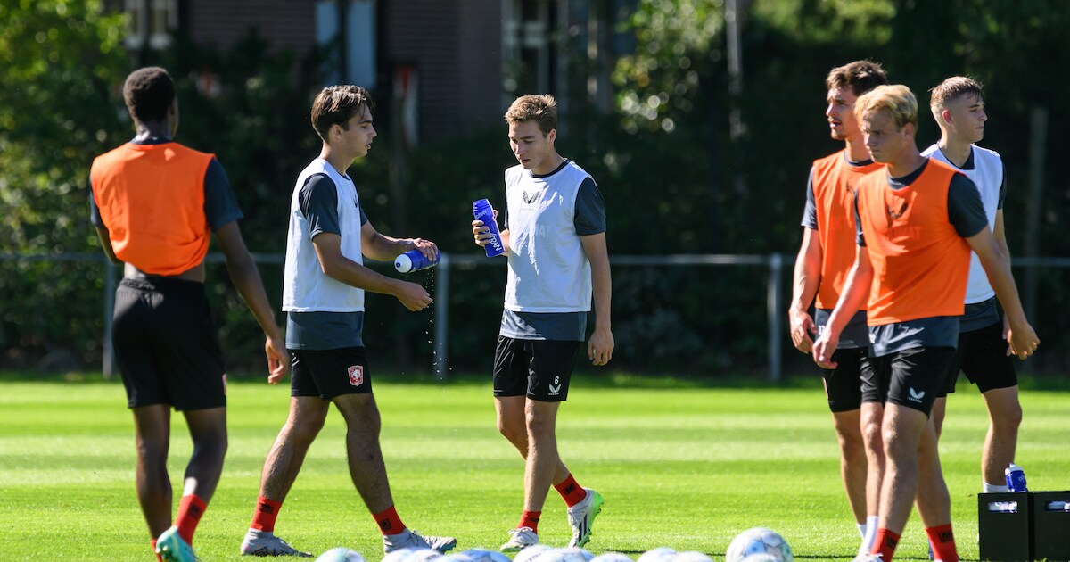Carel Eiting krijgt direct grappen te verwerken op training FC Twente ...