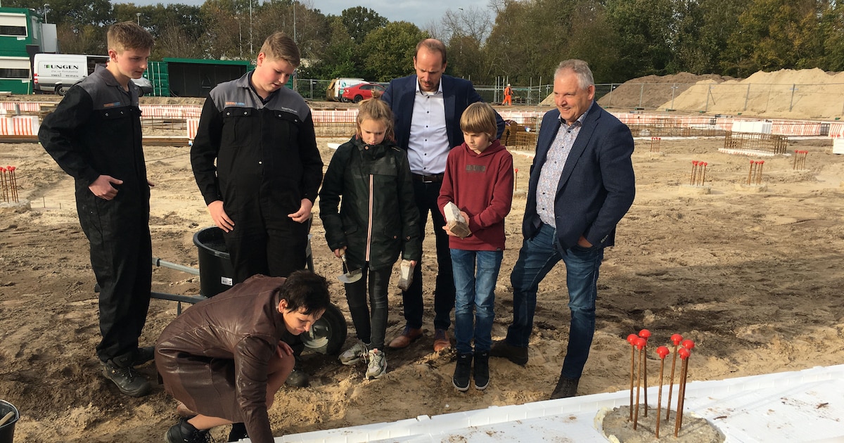 Leerlingen Staring College leggen eerste steen voor een heuse campus ...