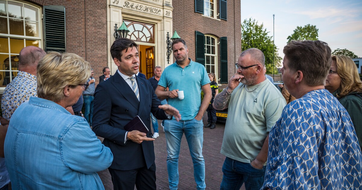 Volle tribune bij politieke vergadering Heerde: eerste stap in ...