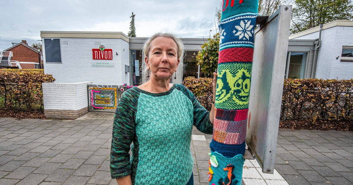 Waar komt die fleurig ‘aangeklede’ lantaarnpaal in Hengelo vandaan ...