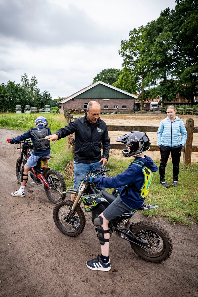Nergens kan het, maar hier in Twente wel: elektrisch crossen achter een ...